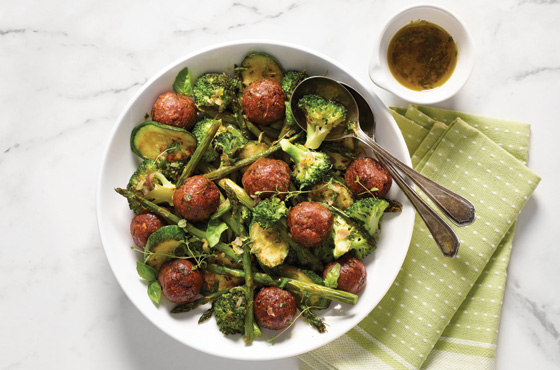 Salade de légumes verts grillés et boulettes de haché végétal ...