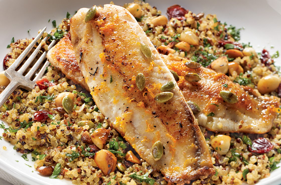 Salade-repas de poisson grillé, de quinoa et de noix de macadam ...