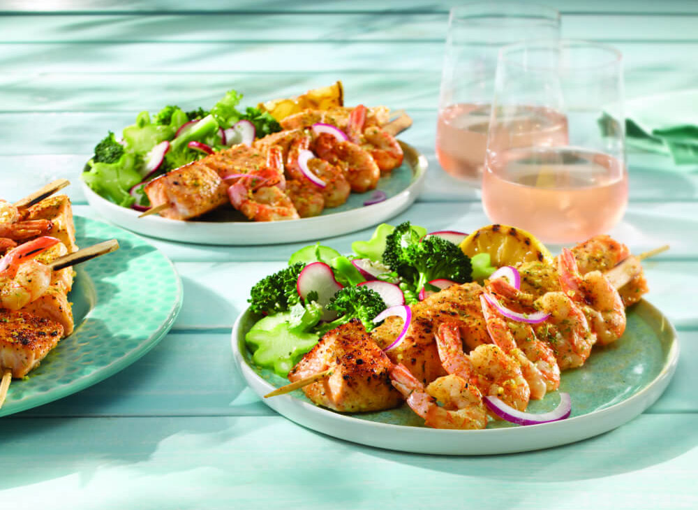 Brochettes de saumon ou de crevettes marinées et salade croquante de ...